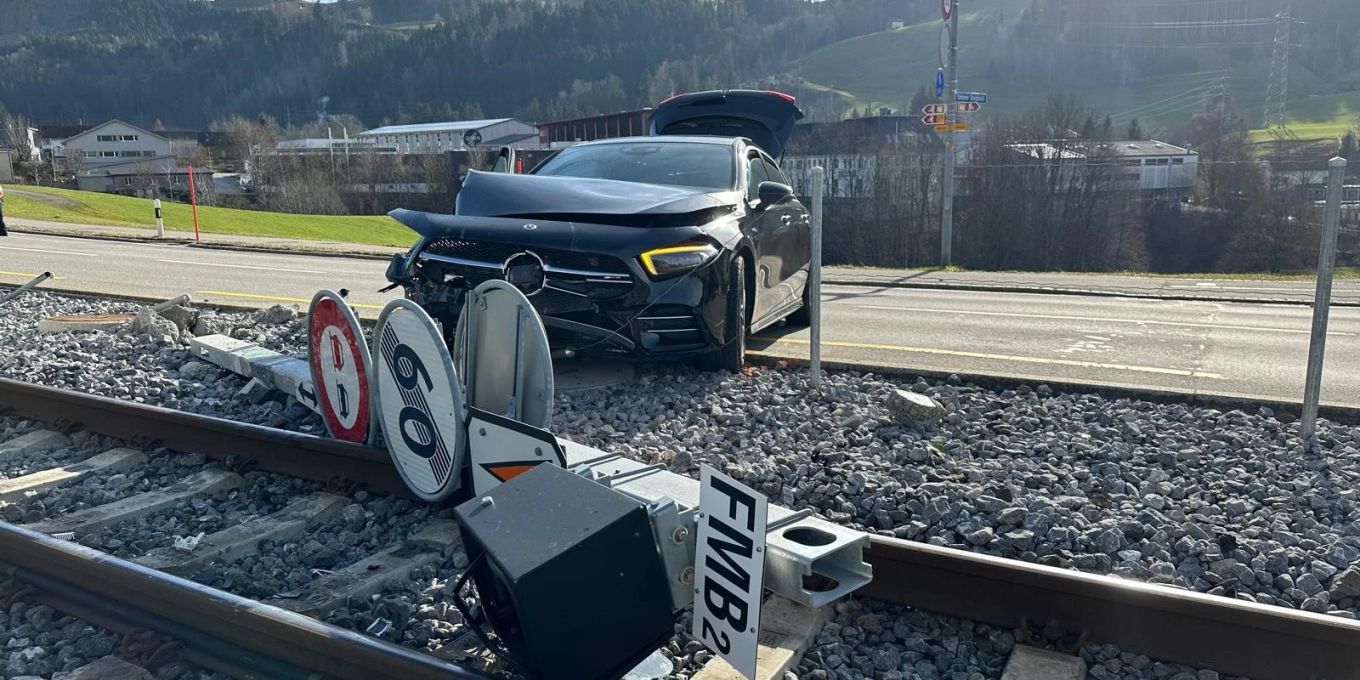 Bühler AR: Lenker kollidiert bei Unfall mit Fahrstellungsleitung | Nau.ch