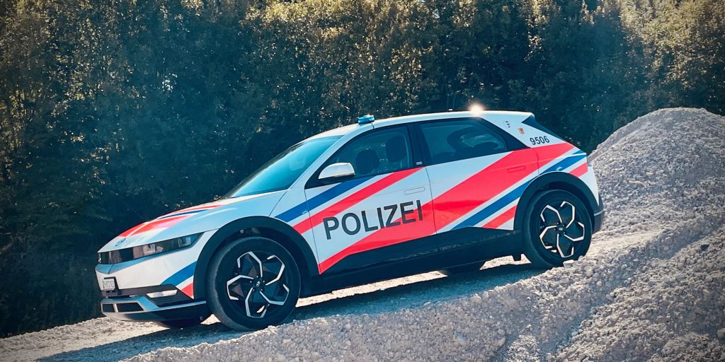 Polizei Uster nimmt vollelektrisches Polizeiauto in Betrieb