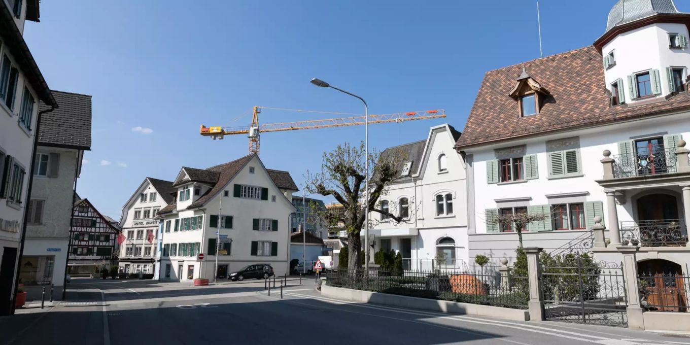Sperrung der Mittleren Bahnhofstrasse in Lachen | Nau.ch