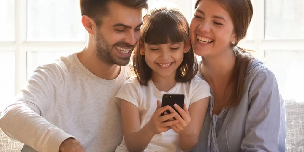 Erstes Smartphone zu Weihnachten: Darauf sollten Eltern nun achten