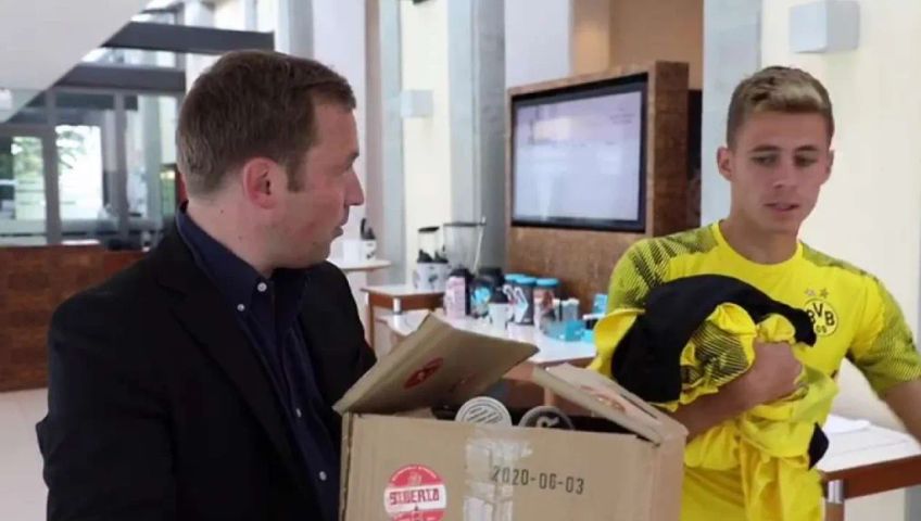SVP-Reimann deckt BVB Stars mit Snus ein