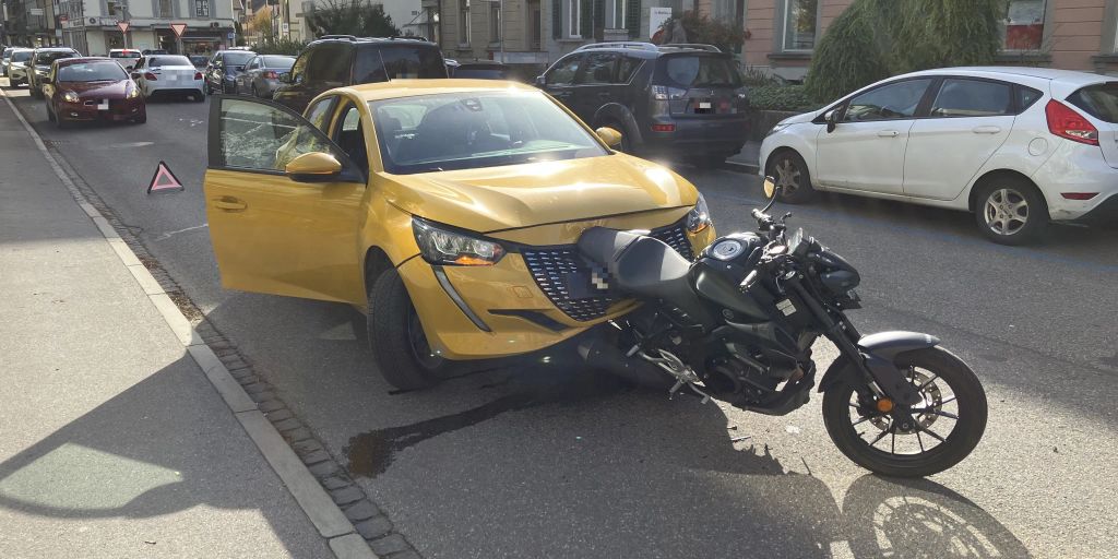 Glarus: Unfall zwischen Motorrad und Auto