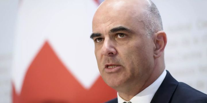 Baume-Schneider präsentiert neues Epidemiengesetz | Nau.ch