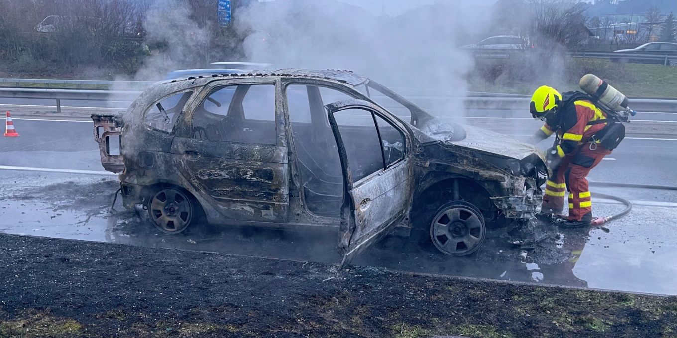 Reiden LU: Auto brennt auf Autobahn A2 vollständig aus | Nau.ch