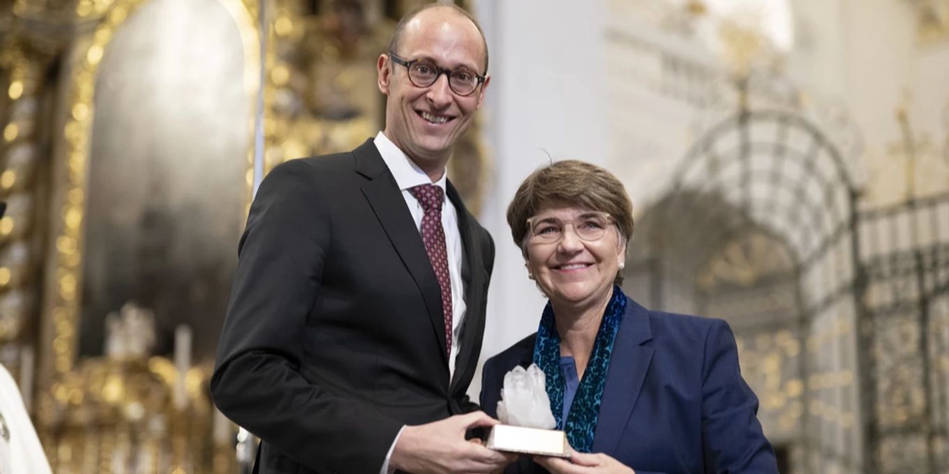 Nationalratspräsident Candinas erhält von Amherd einen Bergkristall ...