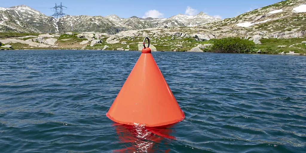 7000 Wasserbotschaften in roter Boje auf «Gotthardsee»