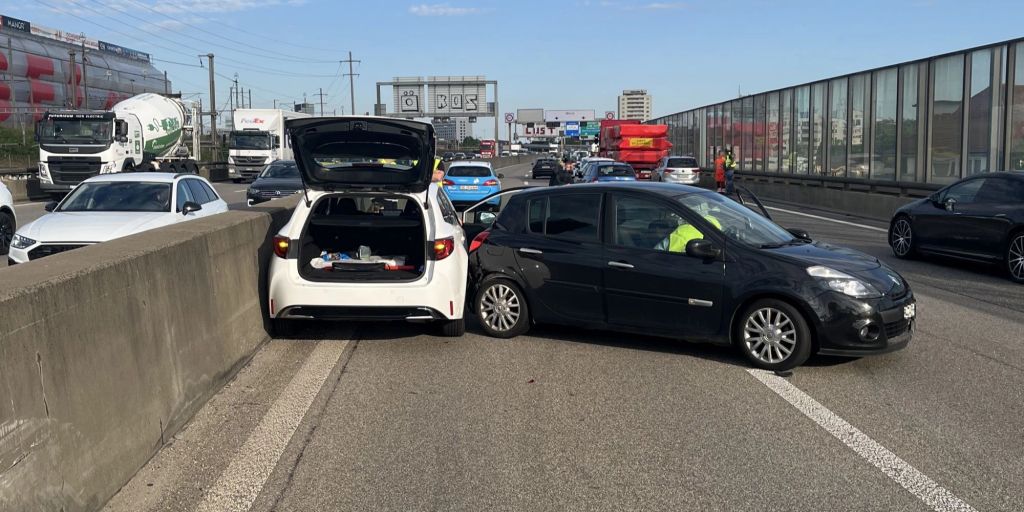 A2 in Muttenz BL: Unfall von LKW und Auto führt zu Folgekollision