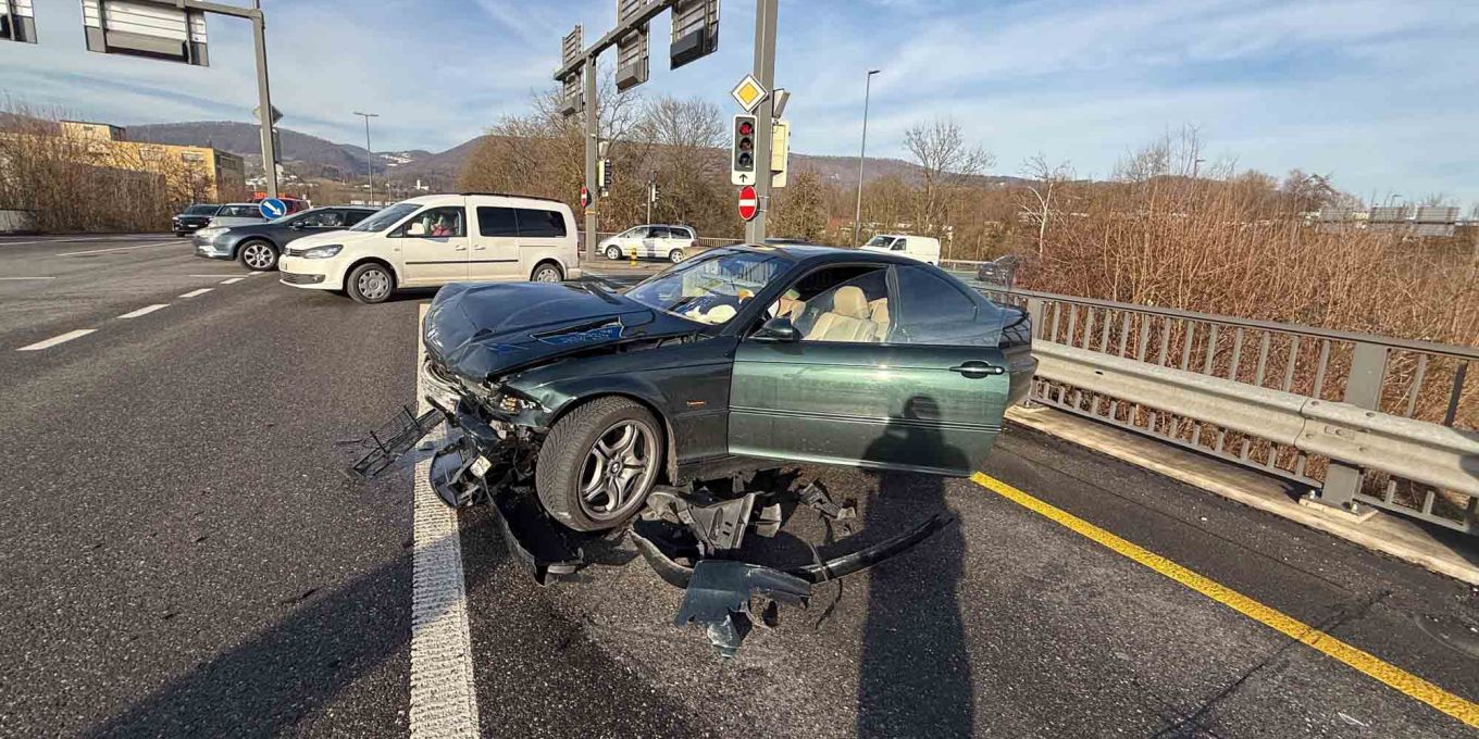 Aarau: Kontrolle verloren – BMW schleudert in Leitplanke | Nau.ch
