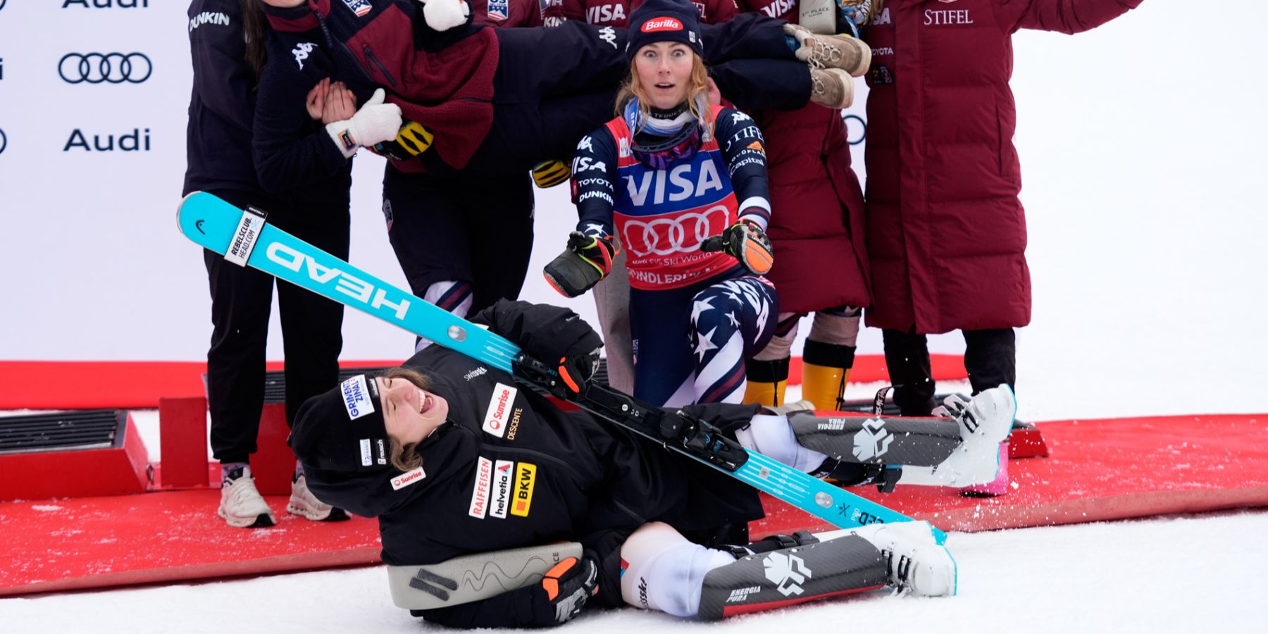 Mikaela Shiffrin wird beim Siegerfoto von Rast-Sturz überrascht | Nau.ch