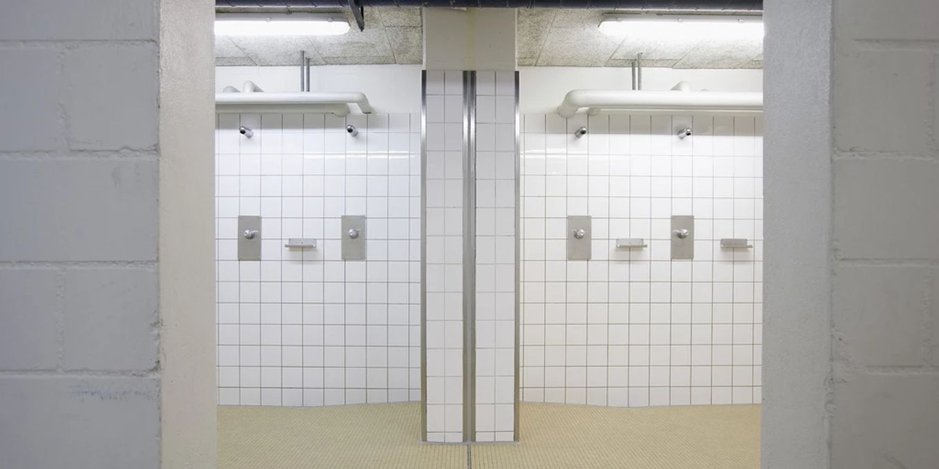 Pflicht in Kritik: Schülerinnen weigern sich, nackt zu duschen | Nau.ch