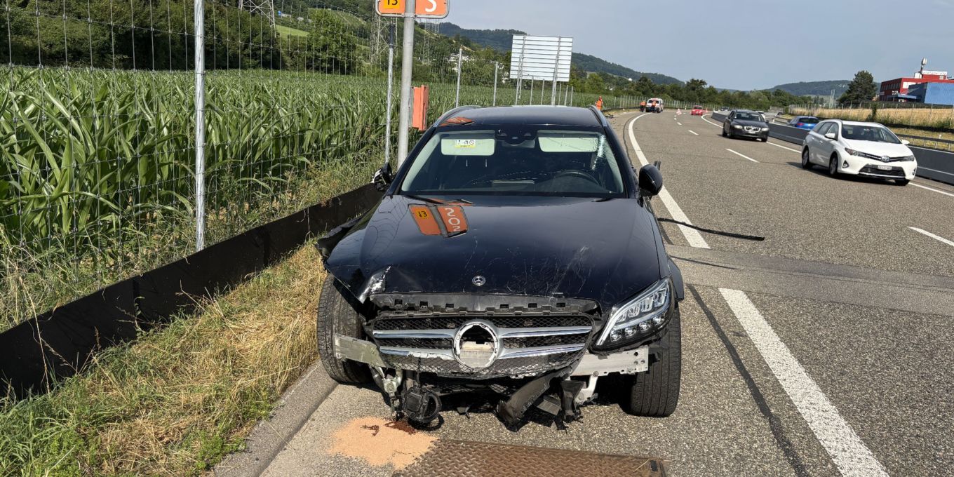 A22 bei Itingen BL: Mercedes-Fahrer prallt in Zaun – Zeugen gesucht ...
