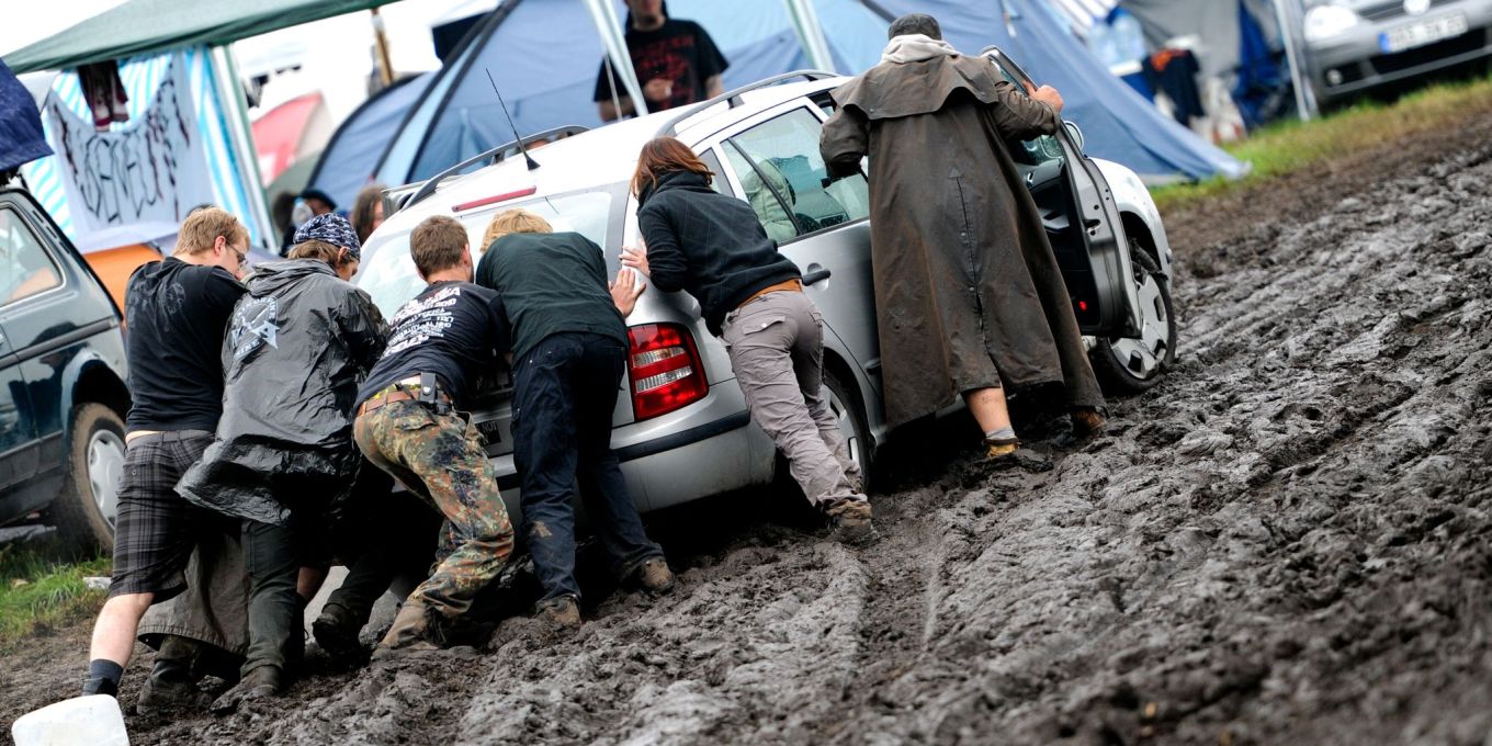 So kommen festgefahrene Autos und Camper aus dem Matsch | Nau.ch