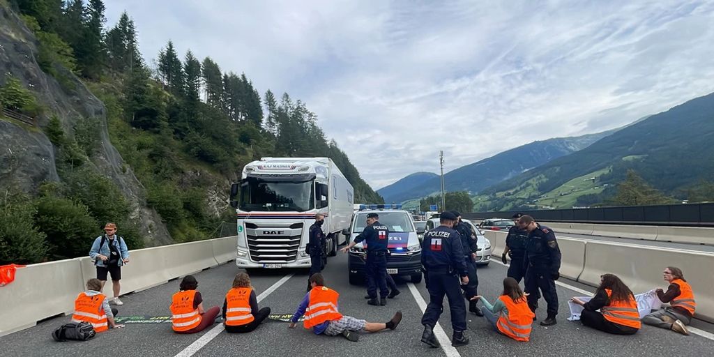 Klimaaktivisten blockierten Brennerautobahn in Österreich