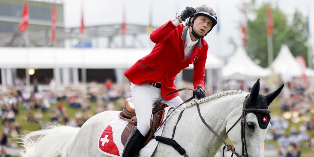 Schweizer Springreiter auf Kurs