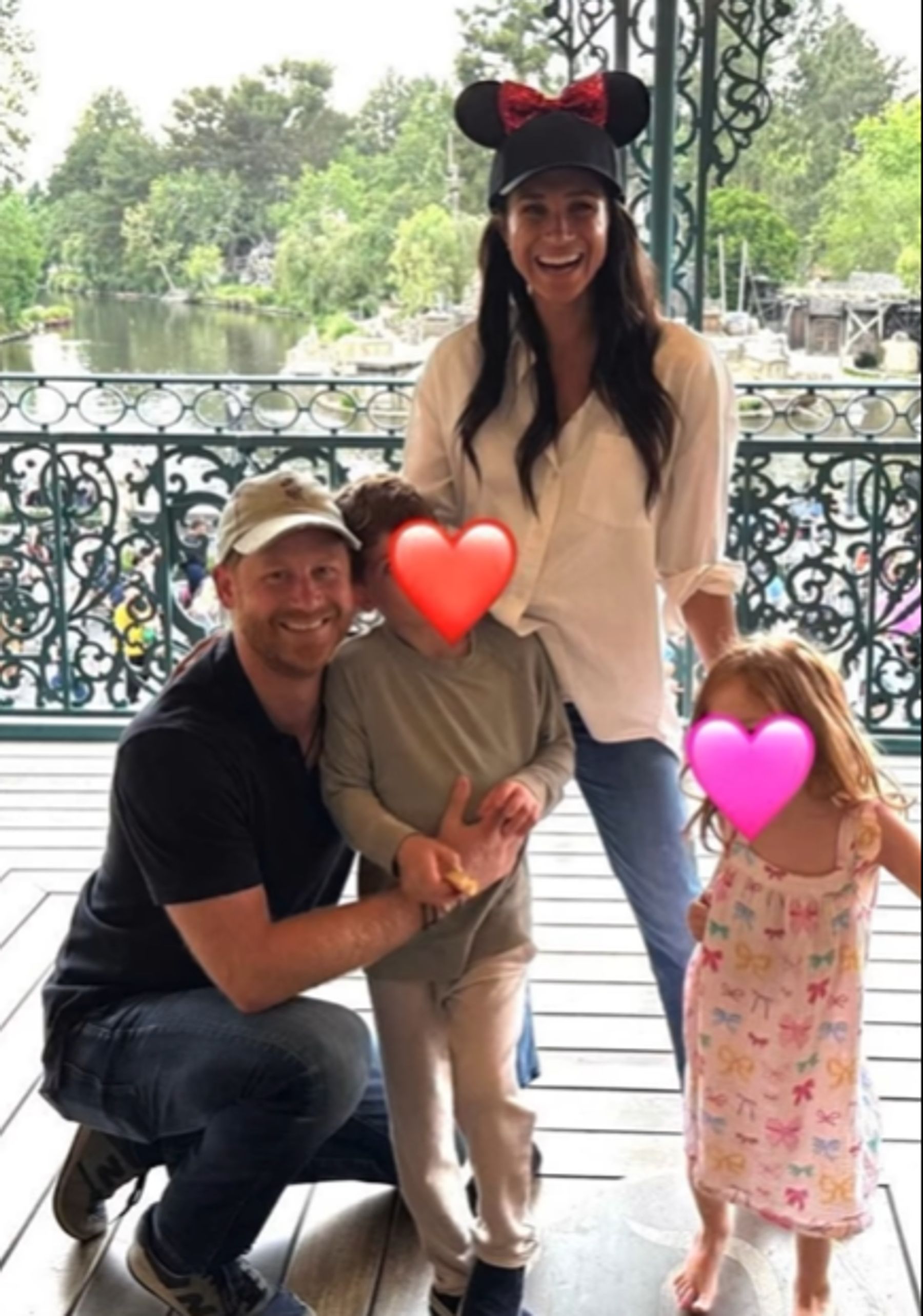 Reise ins Disneyland: Meghan teilt neue Fotos von Archie und Lilibet ...