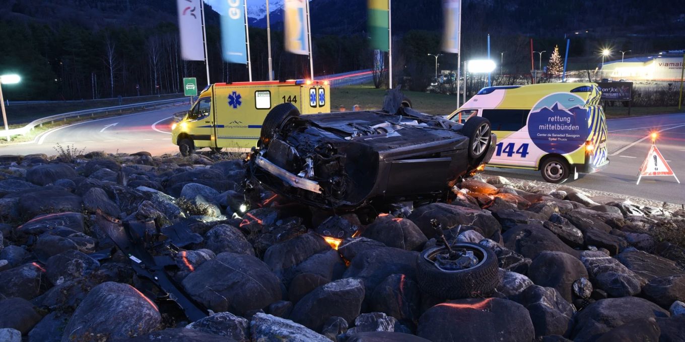 Thusis GR: Autofahrer landet bei Selbstunfall auf Dach | Nau.ch