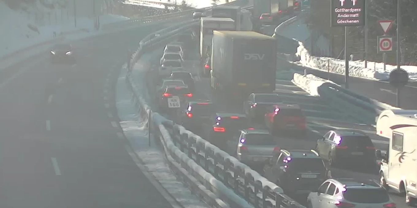 Zehn Kilometer Stau vor dem Gotthard-Nordportal | Nau.ch