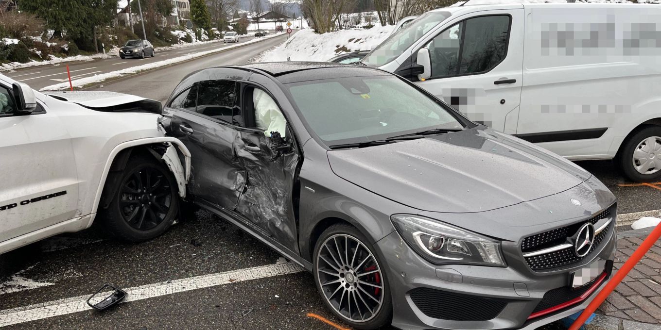 Rapperswil-Jona SG: Kollision zwischen drei Fahrzeugen | Nau.ch
