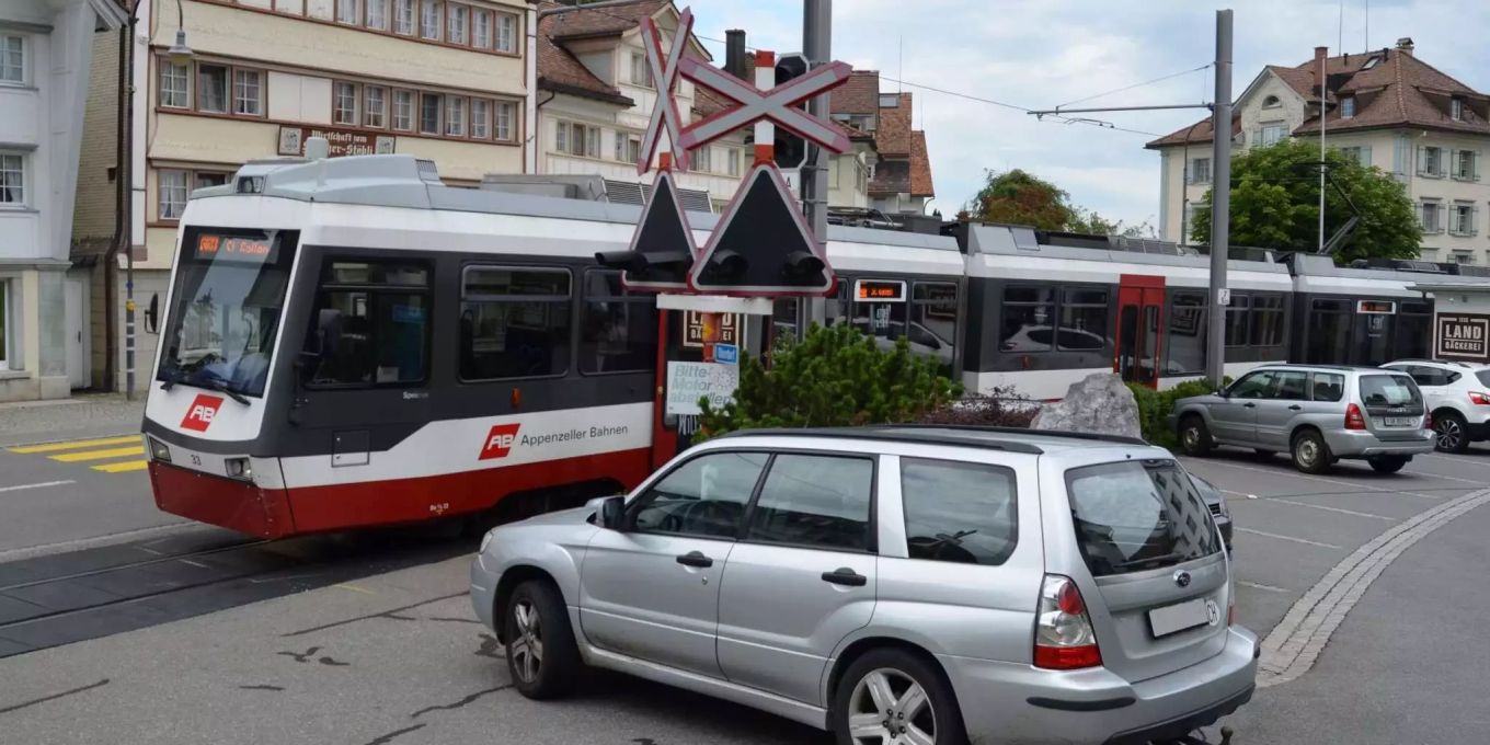 Auto fährt gegen Zug | Nau.ch