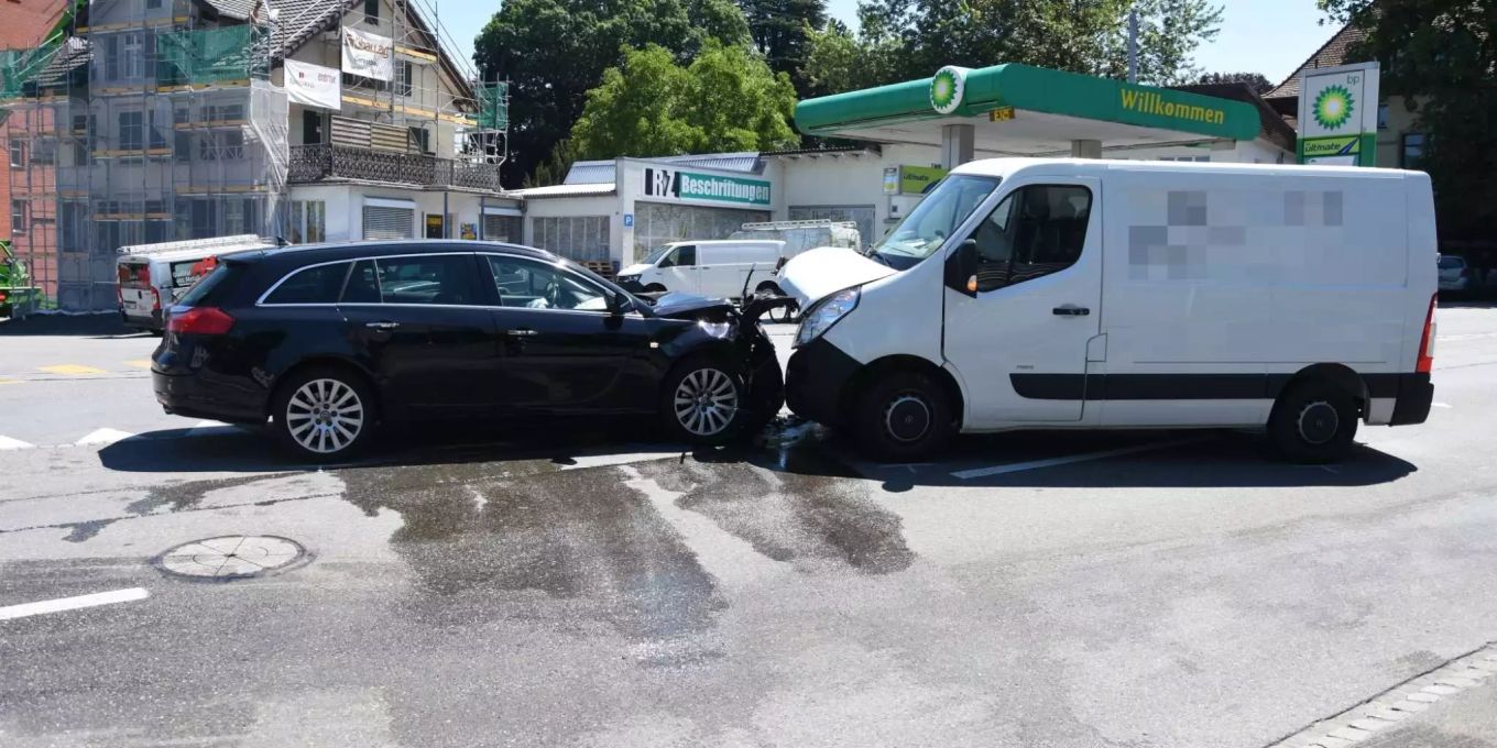 Autos prallen frontal zusammen | Nau.ch