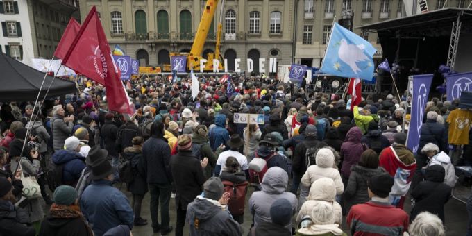 JSVP mit «Friedensdemo» auf Bundesplatz – über 2000 Menschen vor Ort ...