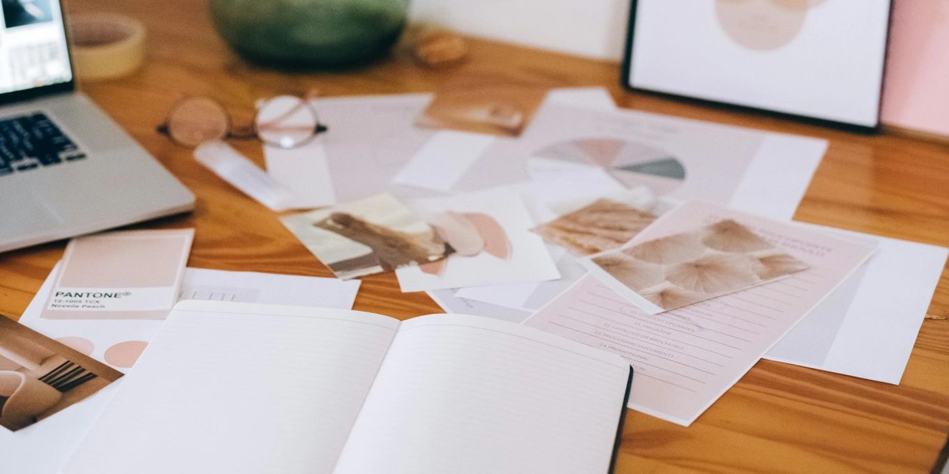 Verwandeln Sie Ihr Regal mit Bastel-Papier in ein Kunstwerk | Nau Living Verwandeln Sie Ihr Regal mit Bastel-Papier in ein Kunstwerk | Nau Living