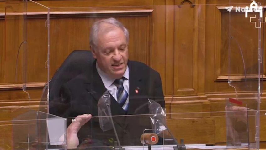Nationalrat Christian Lohr kann im Rollstuhl ans Rednerpult fahren