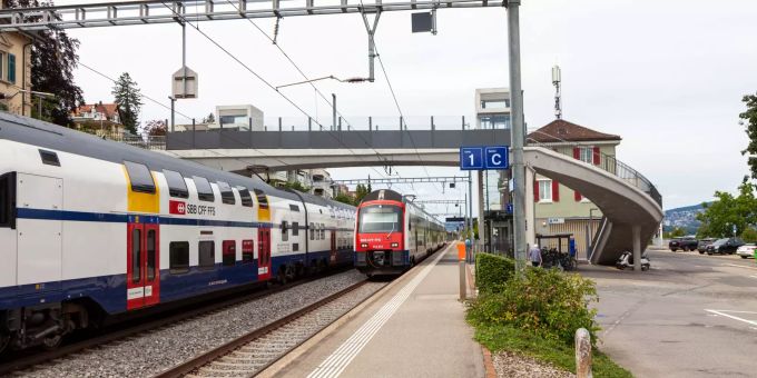 Adliswil: Auto kollidiert mit Zug der SZU