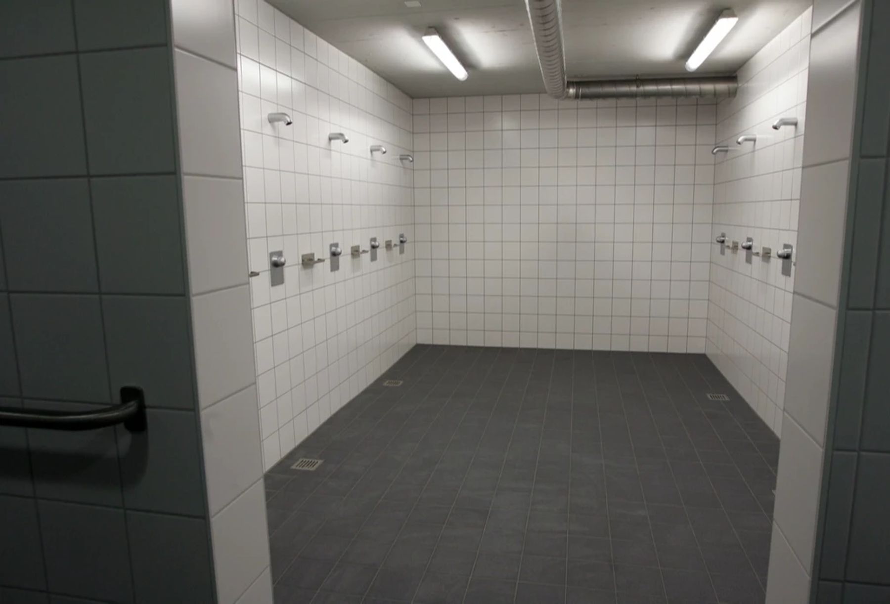 Pflicht in Kritik: Schülerinnen weigern sich, nackt zu duschen | Nau.ch