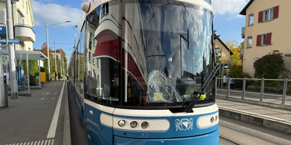 Zürich: Tram kollidiert während Extrafahrt mit zwei Autos | Nau.ch