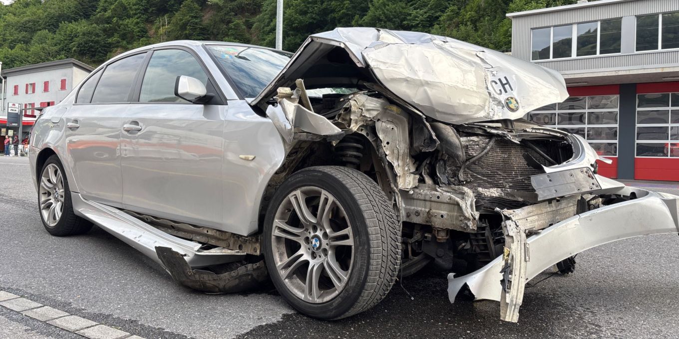 Niederurnen GL: Unfall mit gestohlenem Auto – Lenker flüchtet | Nau.ch