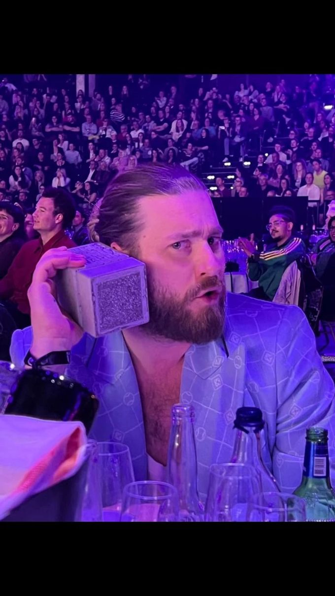 Wie posiert Baschi denn da mit seinem Swiss Music Award? | Nau.ch