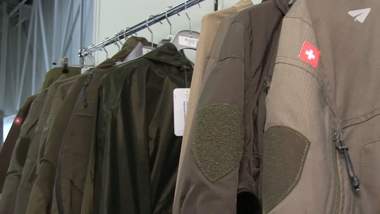 Armee präsentiert neue Uniformen mit Schutzweste Armee präsentiert neue Uniformen mit Schutzweste