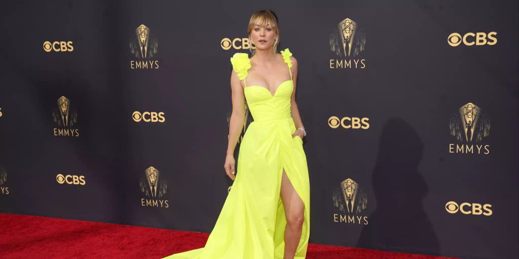 Emmys 2021: Kaley Cuoco bringt Farbe auf den roten Teppich