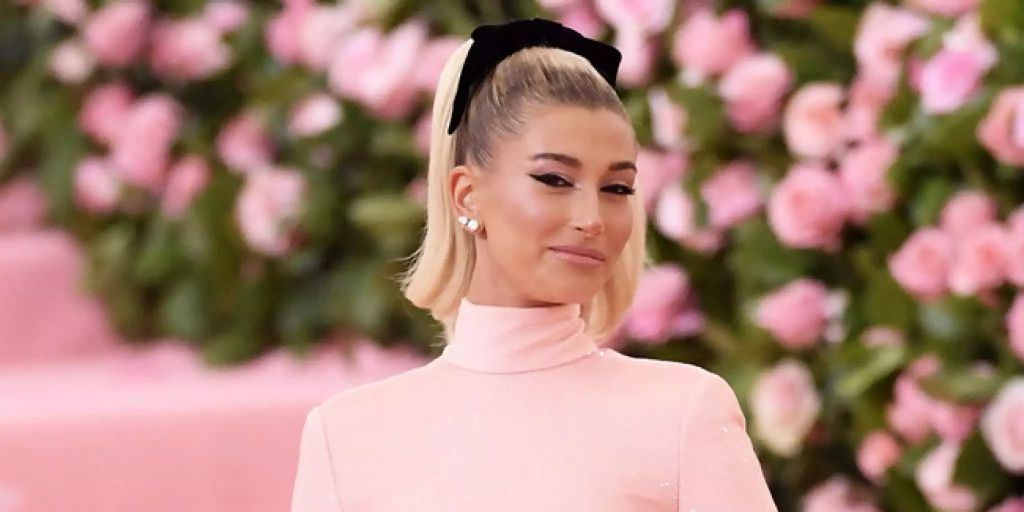 Neue Werbekampagne: Hailey Bieber wirbt für Versace