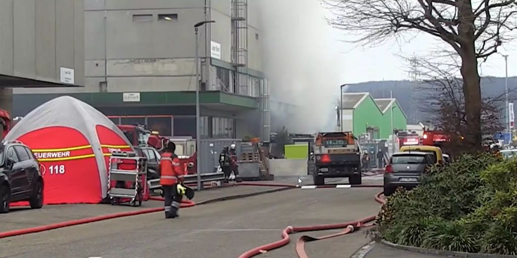 Muttenz BL: Garagenbrand verursacht starken Rauch