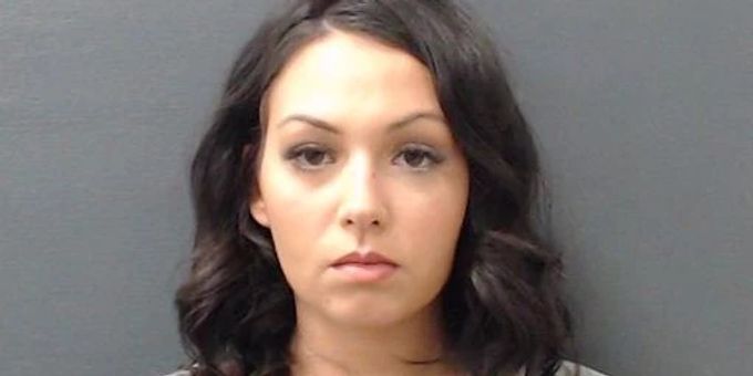 Vater wusste davon: Verheiratete Lehrerin missbrauchte Schüler (16 ...