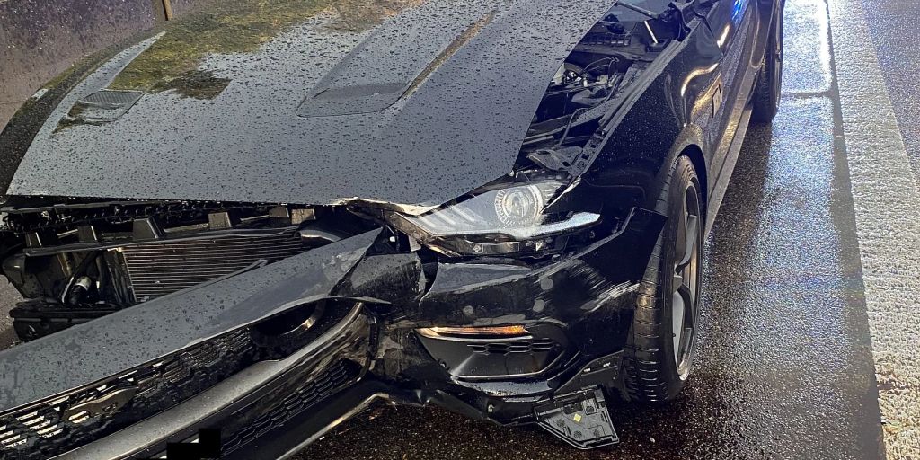 Muttenz BL: Mustang nach Selbstunfall schwer beschädigt
