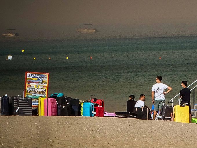 Waldbrand: Erstes Rhodos-Flugzeug kommt leer in Zürich an | Nau.ch