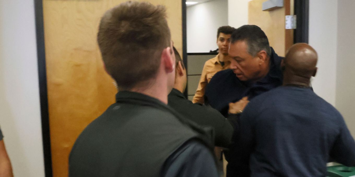 Rabiater Vorfall: US-Senator bei Pressekonferenz abgeführt | Nau.ch