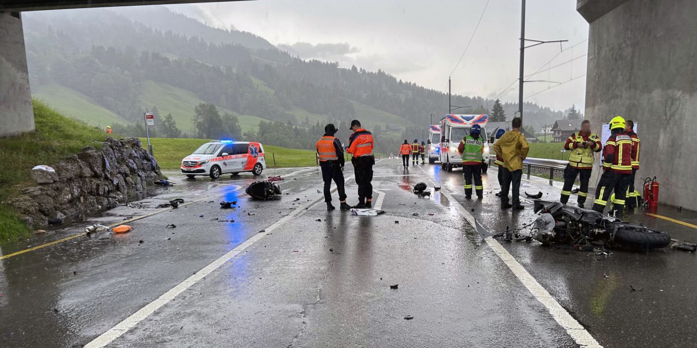 Rothenthurm SZ: Zwei Motorradfahrer nach Unfall erheblich verletzt | Nau.ch