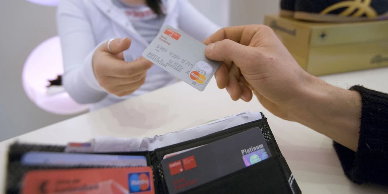 Bei Kreditkarten könnten Schweizer mehr sparen | Nau.ch