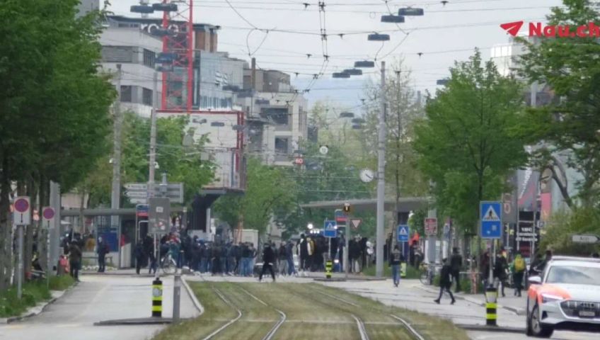 Hunderte FCZ-Fans stürmen zum Stadion Letzigrund