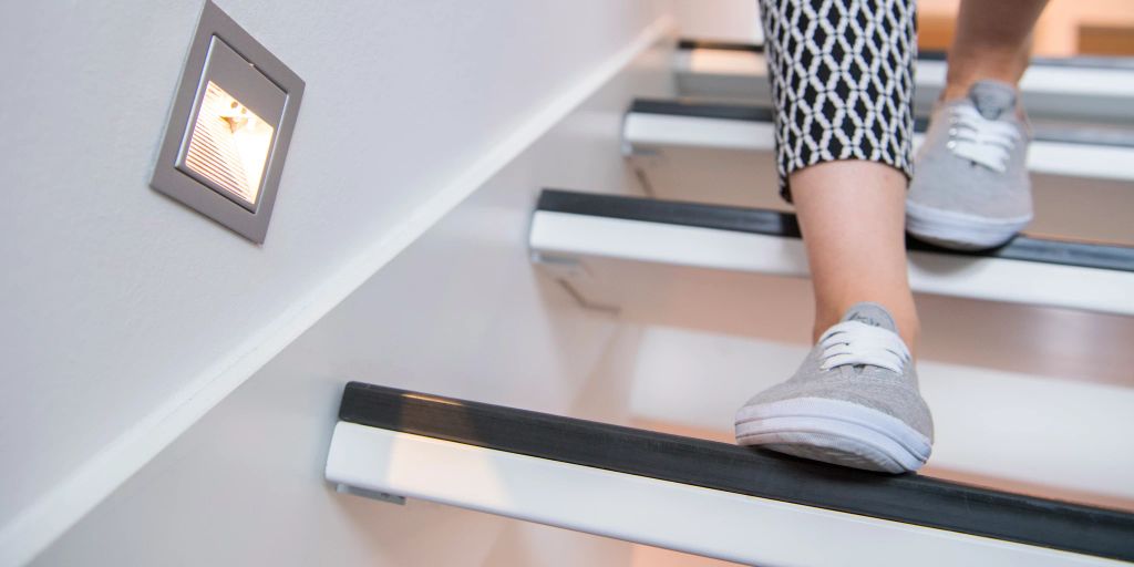Stürze vermeiden: So beleuchten sie Treppen richtig
