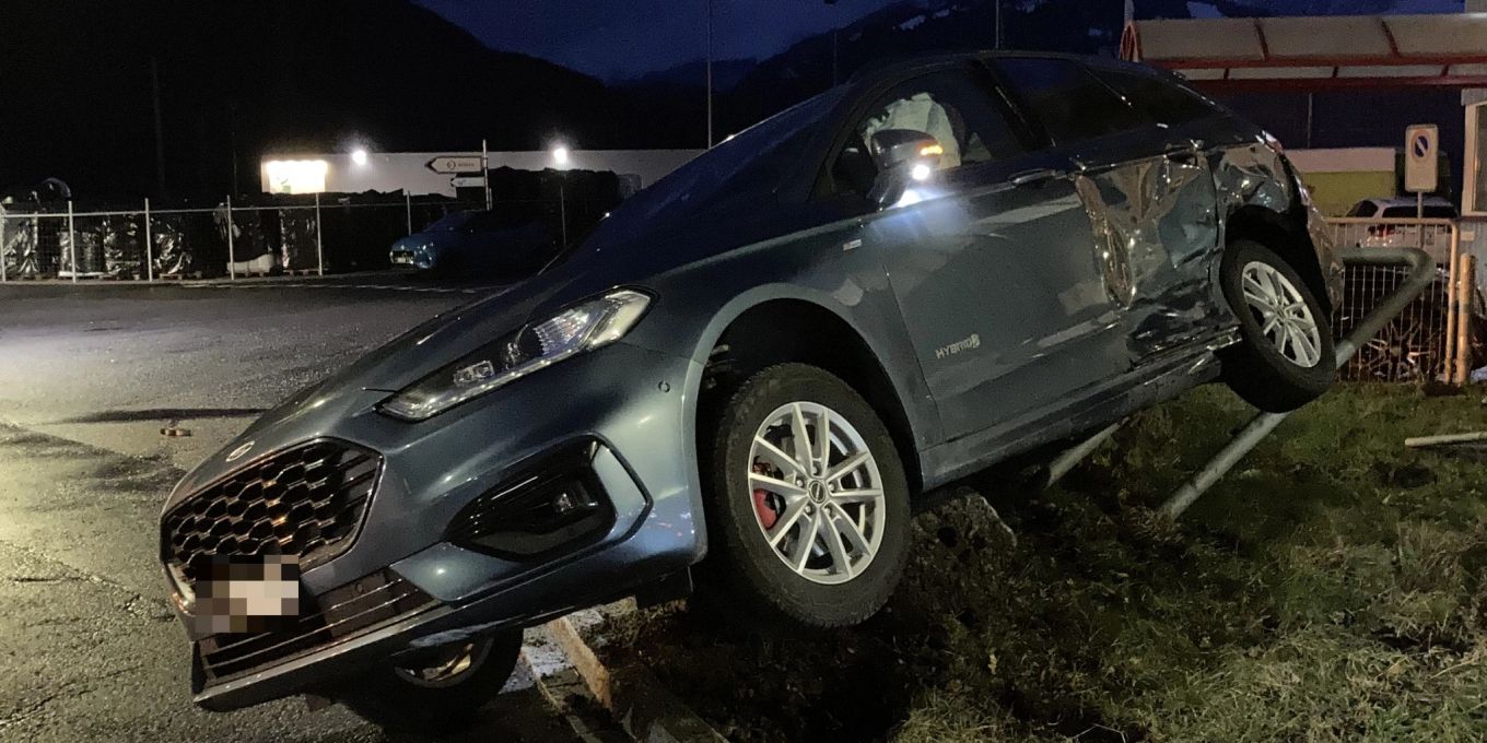 Unfall in Bilten GL: Auto wird nach Kollision in Zaun geschleudert | Nau.ch