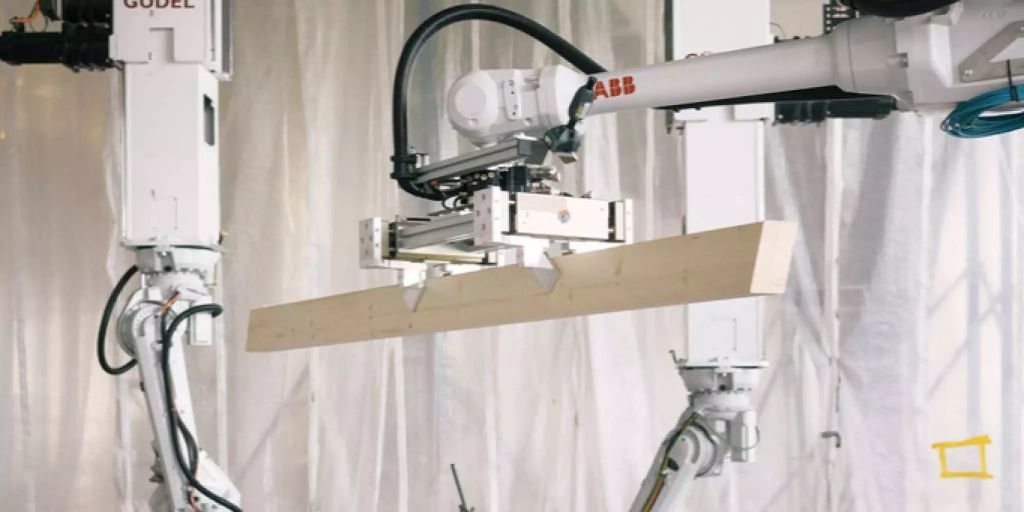 Roboter setzen Holzmodule für Bauprojekt zusammen
