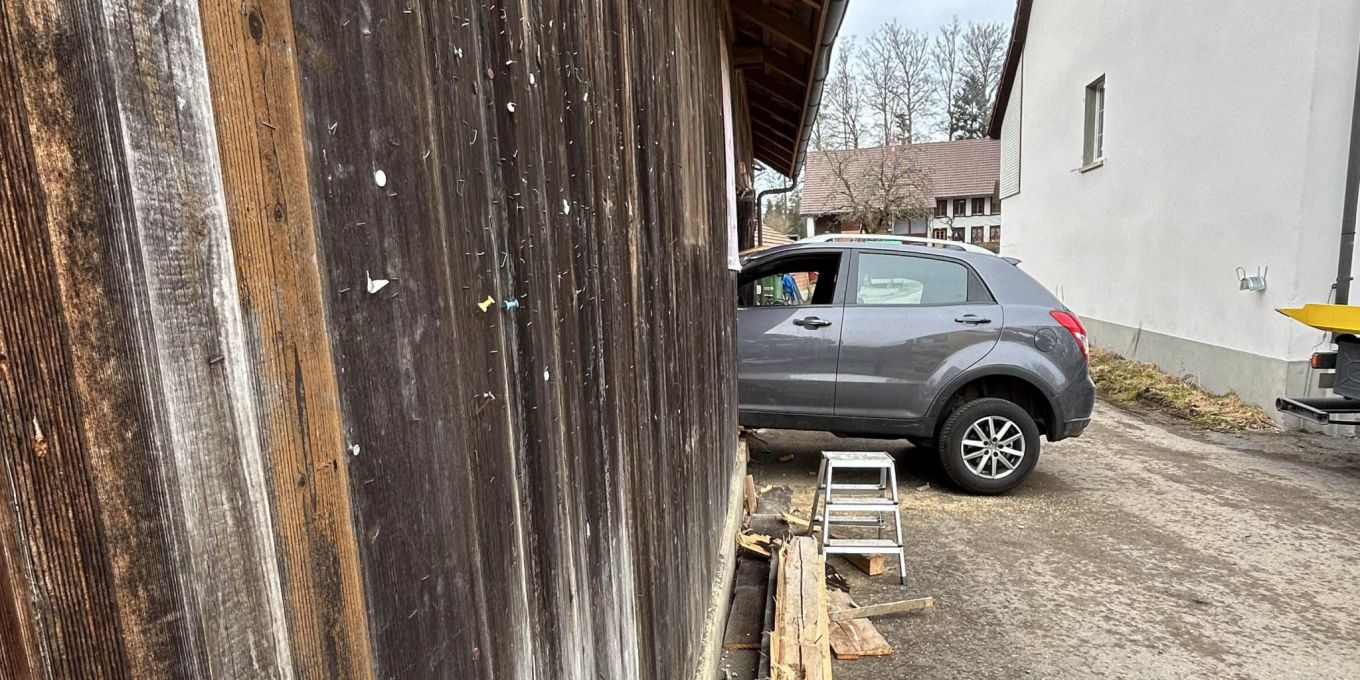 Reinach AG: Seniorin (78) gibt ungewollt Gas – und kracht in Scheune ...