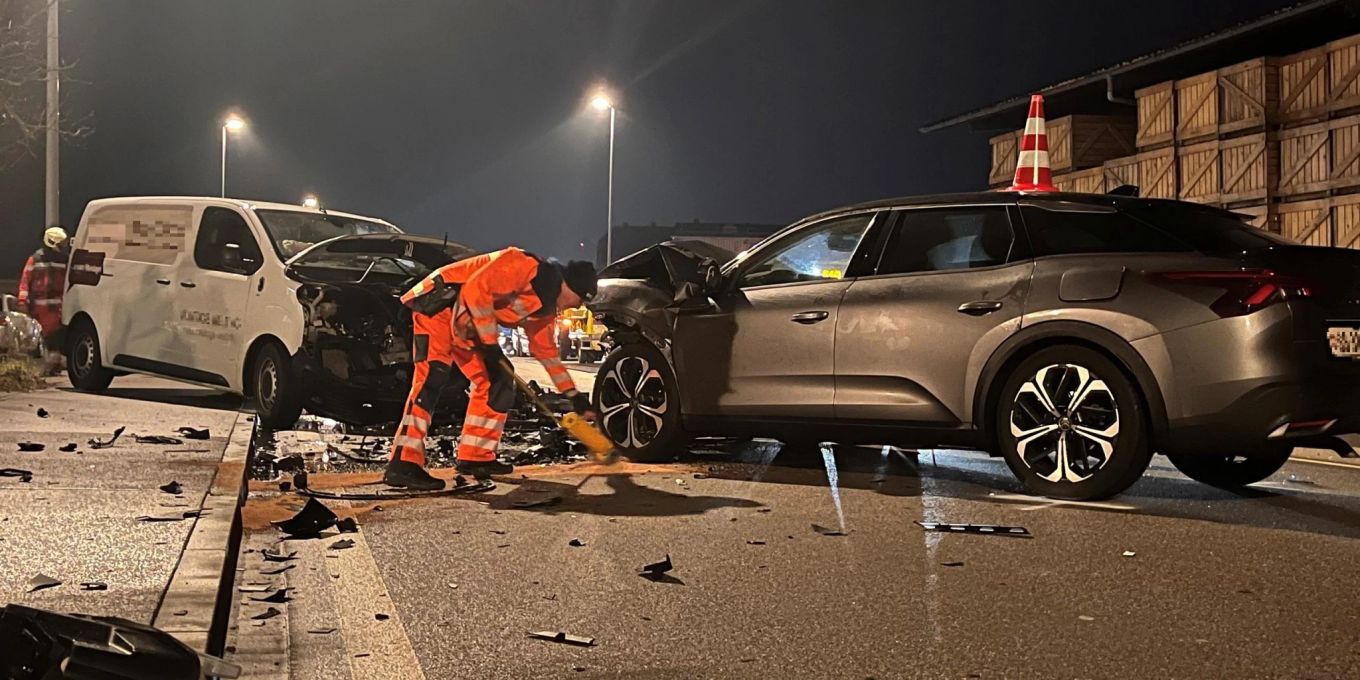 Weiach ZH: Frontalkollision fordert zwei Schwerverletzte | Nau.ch