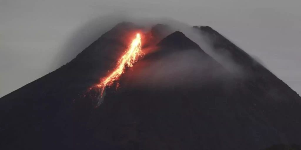 Vulkan Merapi auf Java spuckt Asche und Gestein aus