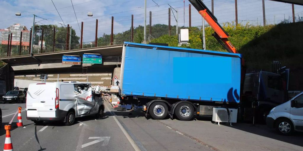 Lieferwagen kollidiert frontal in Laderampe